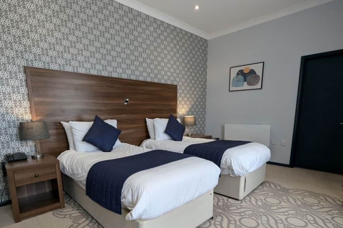 Quarto Twin Standard | Roupa de alta qualidade, cofre no quarto, ferro/tábua de engomar