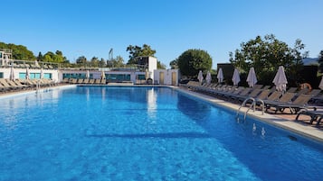 Piscina exterior, guarda-sóis, espreguiçadeiras