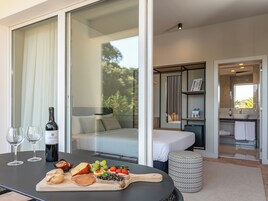 Double or Twin Room Charming | Frigobar, cofres nos quartos, individualmente decorados