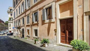 Apartamento família, 2 quartos, em edifício anexo (Via de' Ciancaleoni, 33) | Camas com colchões de espuma com sistema de memória, cofres nos quartos