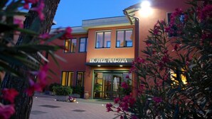 Um hotel com fachada moderna, amplas janelas e entrada bem iluminada.
