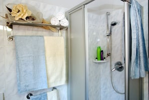 Chuveiro, secador de cabelo, bidê, toalhas de banho