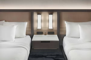 Roupas de cama premium, escrivaninha, cortinas blackout