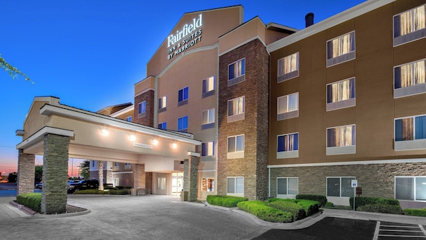 Um hotel Fairfield Inn & Suites by Marriott com design moderno, vários andares e entrada coberta.