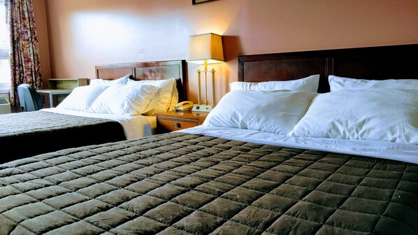 Quarto Deluxe, 2 camas queen-size, vista para o pátio | Secretária, cortinas/cortinados opacos, Wi-fi grátis