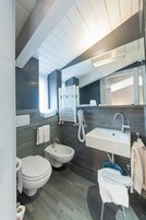 Quarto Duplo ou Twin Standard | Casa de banho | Artigos de higiene pessoal grátis, um secador de cabelo, um bidé 