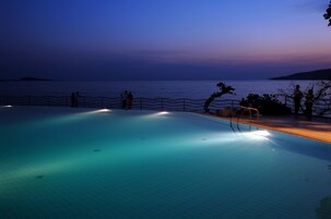 Piscina externa, barracas de cortesia, guarda-sóis