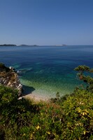Perto da praia, barracas de praia de cortesia, espreguiçadeiras 