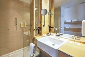 Quarto Standard, 1 cama de casal | Casa de banho | Um polibã, um chuveiro fixo, um secador de cabelo, chinelos 