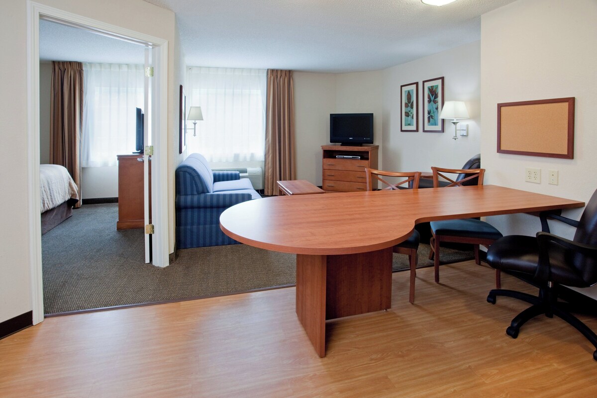 Suite Deluxe, 1 quarto, acessível, não fumadores (Mobility Accessible) | Cofre no quarto, secretária 