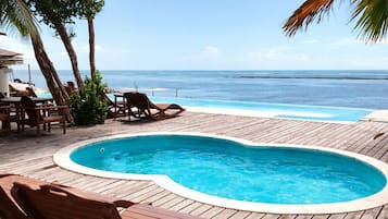 Piscina externa, espreguiçadeiras