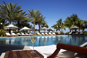 2 piscinas exteriores 