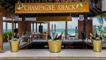 Bar à beira da piscina