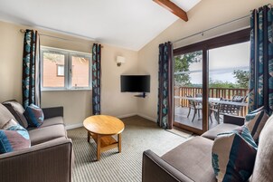 Apartamento, 2 quartos | Sala de estar | Televisor de ecrã plano de 36 polegadas com canais digitais, televisor