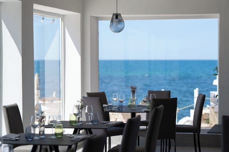 Almoços e jantares servidos . Riva del Sole