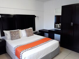 Apartamento Deluxe, 2 quartos | Cofre no quarto, secretária 