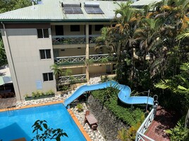 Piscina exterior, da(s) 7:00 à(s) 19:00, guarda-sóis, espreguiçadeiras 