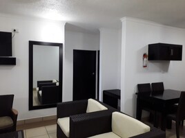 Apartamento Deluxe, 2 quartos | Refeições no quarto