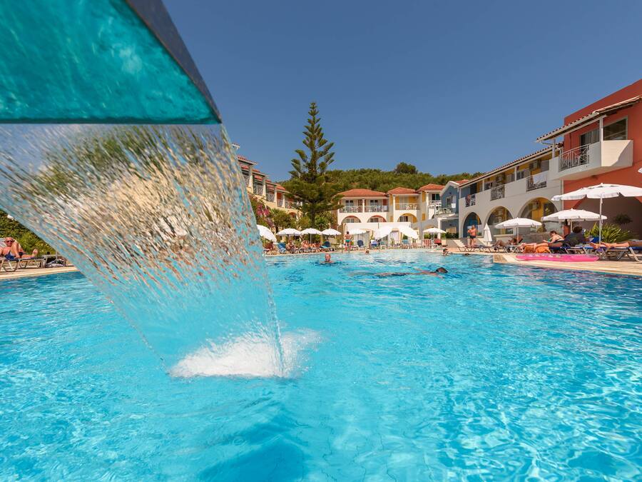 Piscina externa, funciona das 10h às 19h, guarda-sóis, espreguiçadeiras
