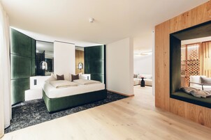 Roupa hipoalergénica, minibar, cofre no quarto, secretária 