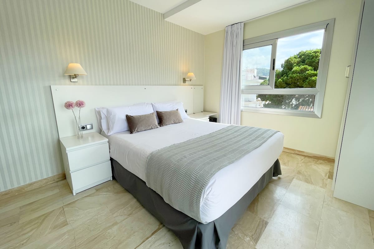 Roupas de cama premium, frigobar, cofres nos quartos, cortinas blackout