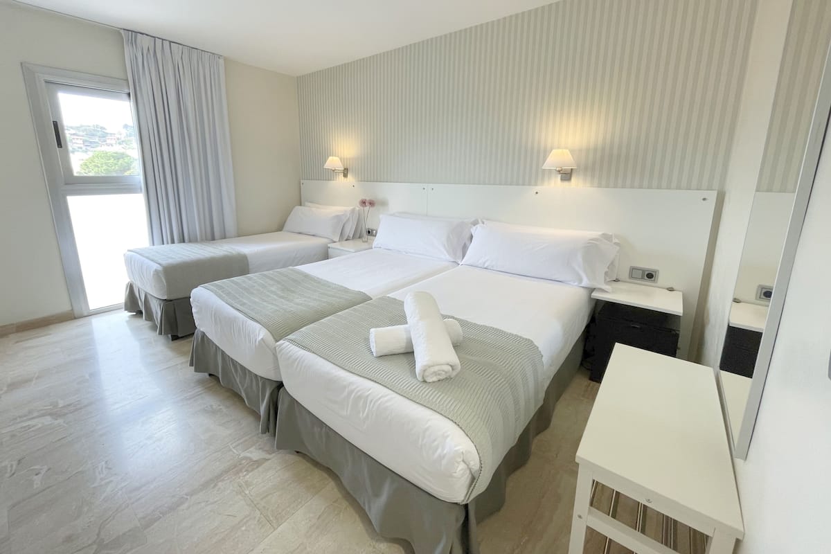 Quarto triplo | Roupas de cama premium, frigobar, cofres nos quartos, cortinas blackout