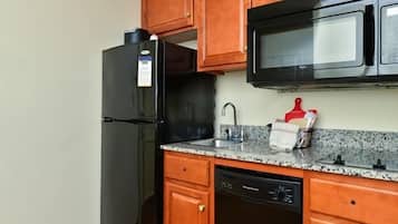 Um frigorífico/congelador grande, um micro-ondas, uma placa de cozinha
