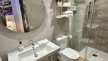 Quarto duplo standard | Banheiro | Chuveiro, secador de cabelo, toalhas de banho