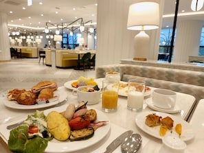 Servem pequenos-almoços, almoços, jantares e brunches (fins de semana)