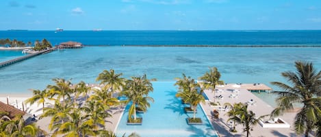 Piscina externa, guarda-sóis, espreguiçadeiras