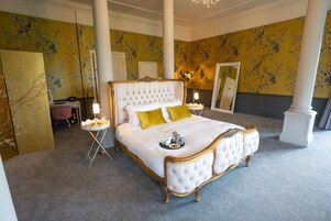 Suite, 1 cama king-size, vista para o jardim | Cofre no quarto, com decoração personalizada, secretária