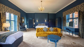 Quarto Quádruplo Deluxe | Cofre no quarto, com decoração personalizada, secretária