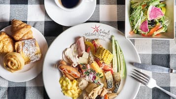 Café da manhã com buffet todos os dias (JPY 1500 por pessoa)