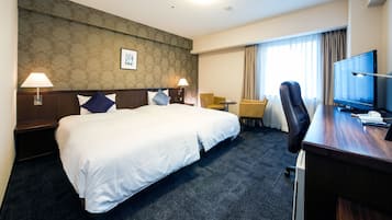 Secretária, cortinas/cortinados opacos, ferro/tábua de engomar