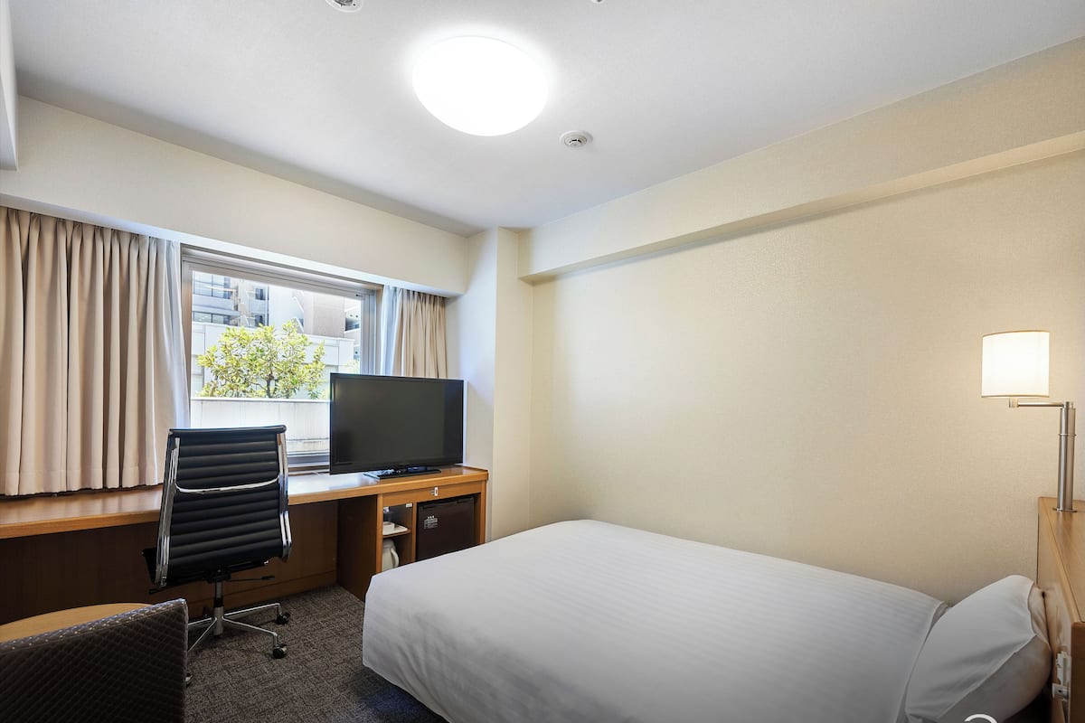 Escrivaninha, cortinas blackout, ferros/tábuas de passar roupa