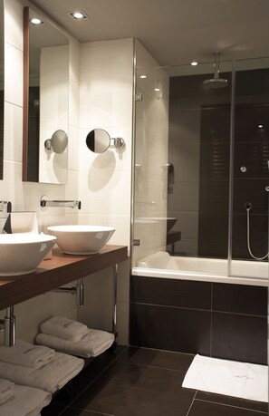 Quarto casal conforto de uso individual | Banheiro | Secador de cabelo, roupões de banho, chinelos, bidê