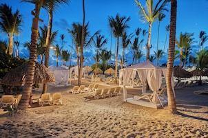 Uma praia privada, praia de areia branca, guarda-sóis de praia