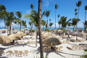 Uma praia privada, praia de areia branca, guarda-sóis de praia 