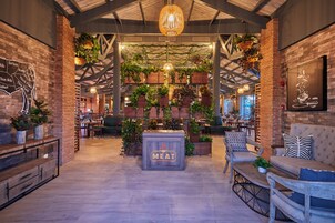 6 restaurantes: servem pequenos-almoços, almoços e jantares