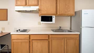 Geladeira grande, micro-ondas, cooktop