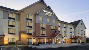 Um hotel com vários andares e uma placa de destaque que diz 'TownePlace Suites by Marriott'.