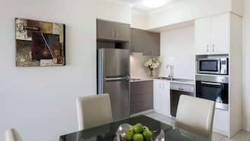 Geladeira, micro-ondas, cooktop, lava-louças