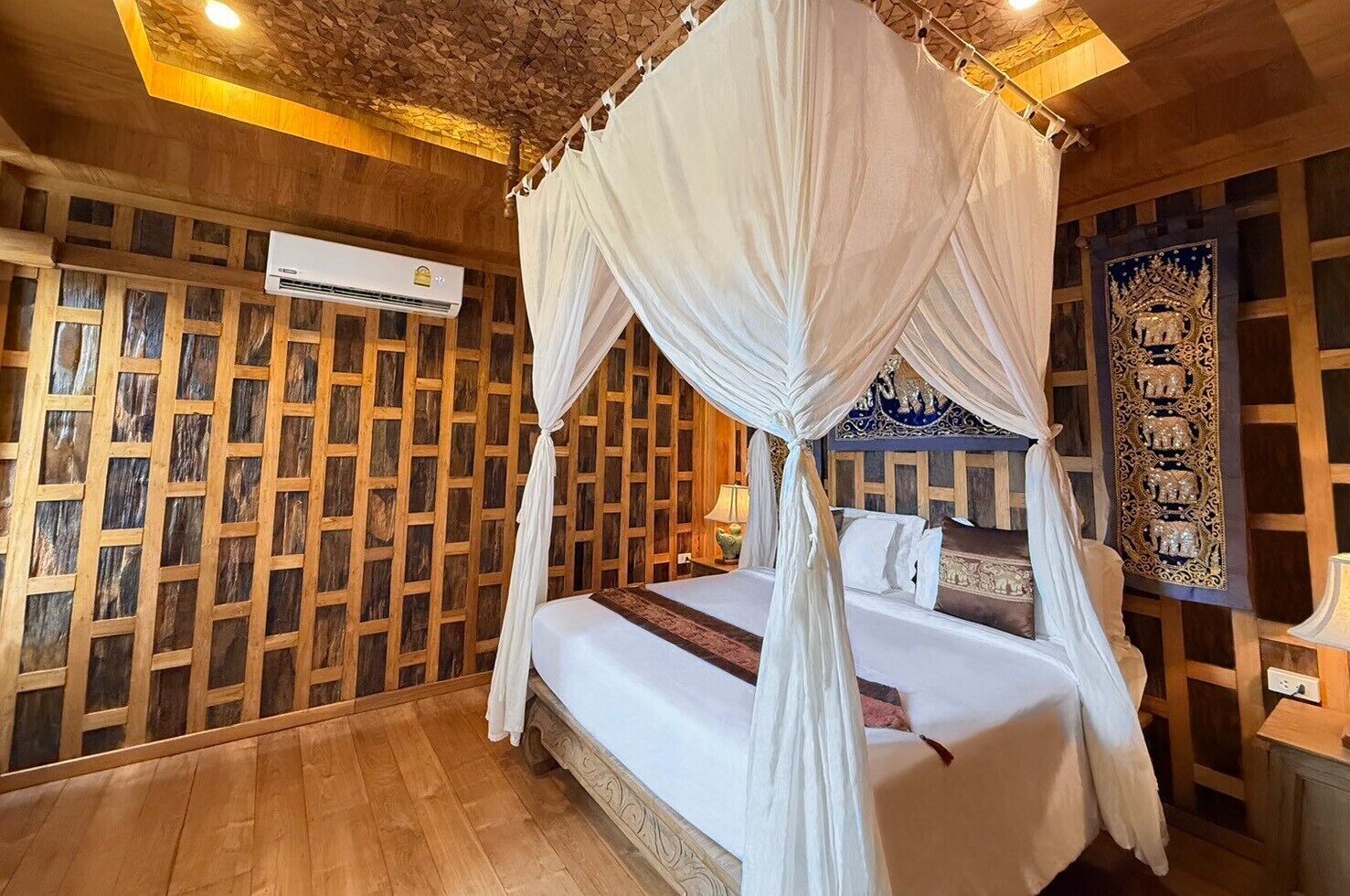 Frigobar, cofres nos quartos, individualmente decorados, escrivaninha