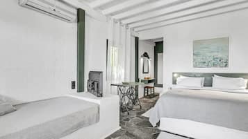 Open Plan Studio Seafront | Edredões de penas, cofre no quarto