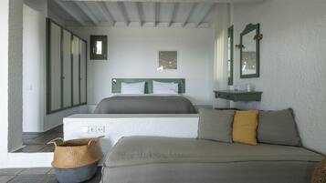 Quarto com cama, mesa de cabeceira e janela.