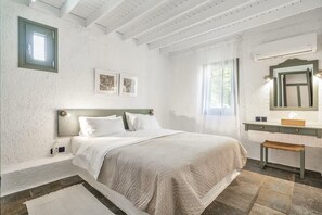 Two Bedroom Bungalow with Sea View | Edredons de pluma, cofres nos quartos, espaço de trabalho para notebook