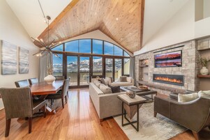 Penthouse, 2 quartos | Sala de estar | Televisor LED 