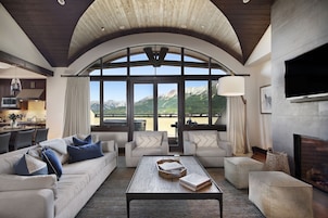 Five Bedroom Penthouse | Área de estar | TV LED