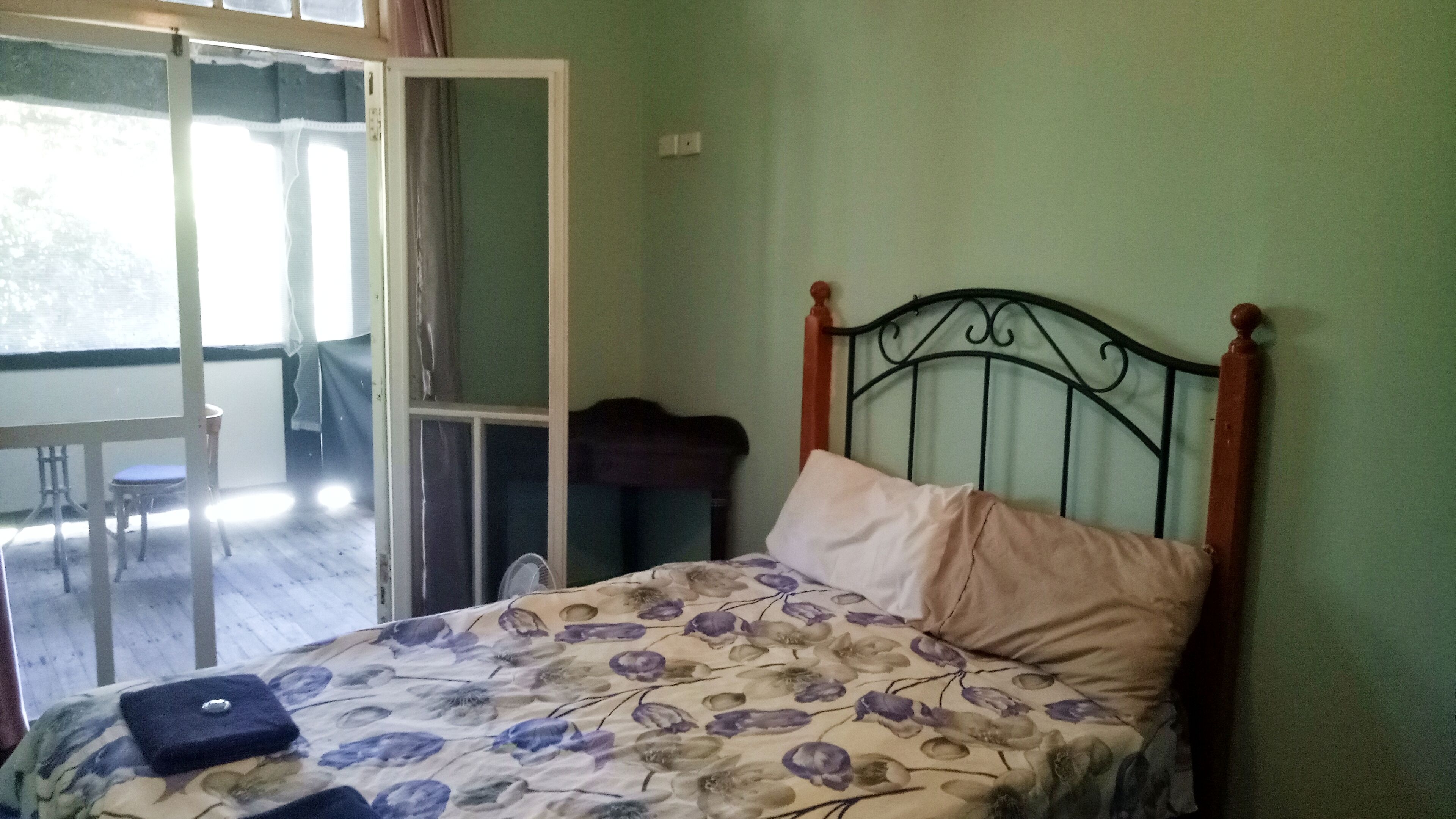 Um quarto com uma cama, uma mesa e uma cadeira.