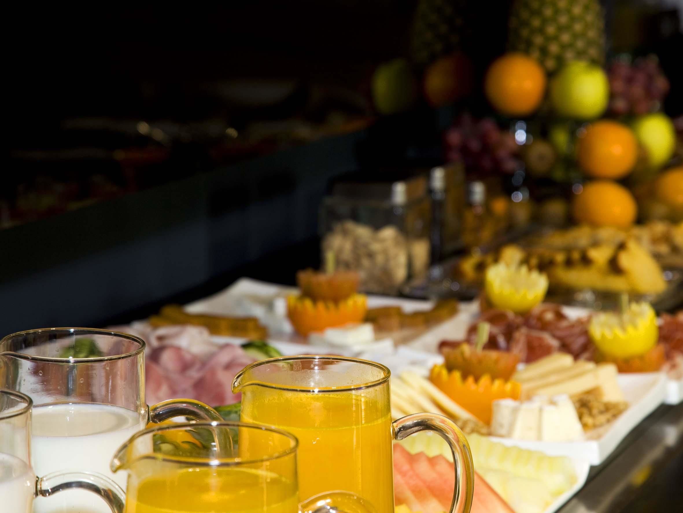 Buffet com diversos alimentos e bebidas.